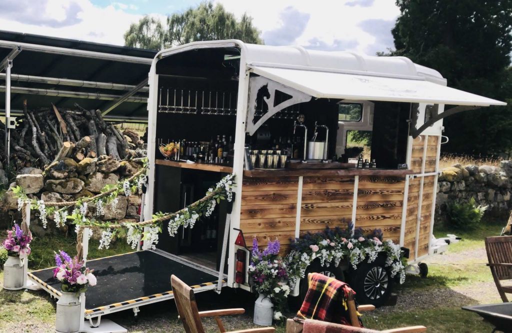 Horse box bar for weddings and celebrations - The Horses Tipple